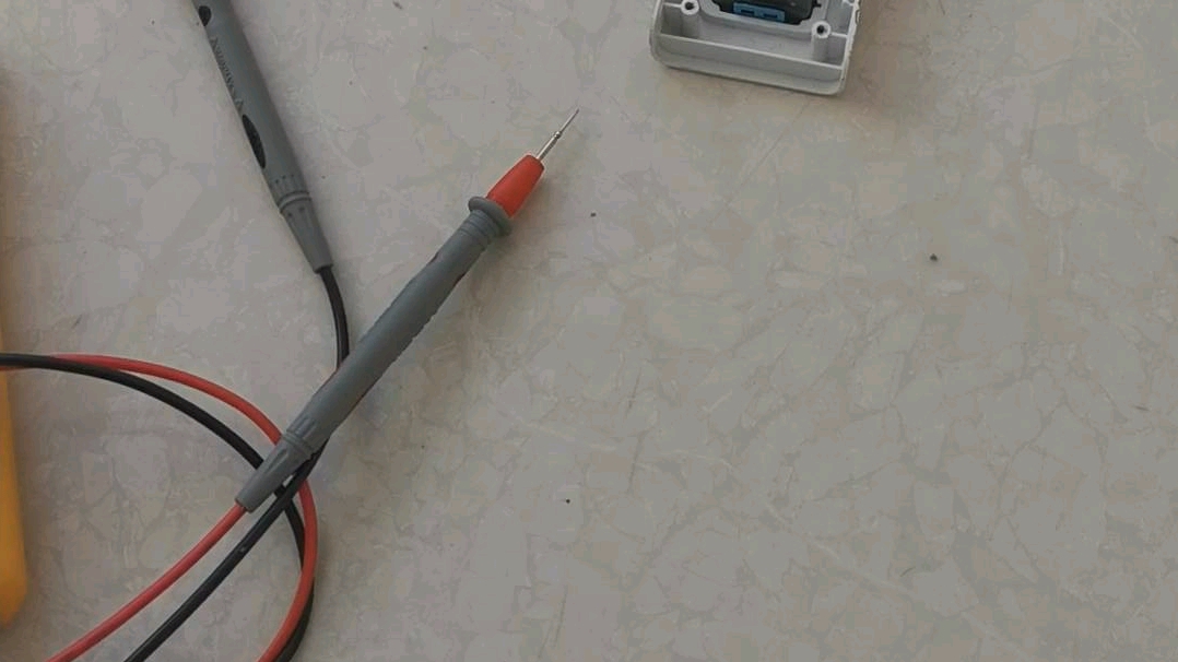 万用表辨别火线零线地线