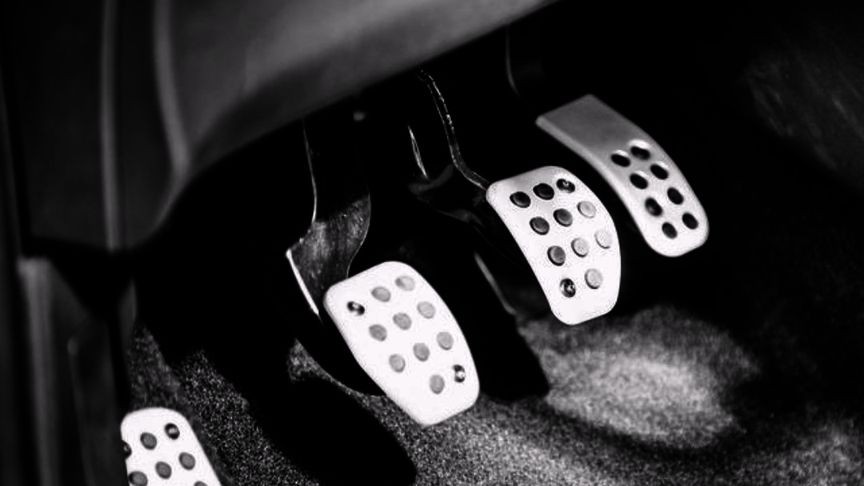 手动挡车减速时,先踩离合还是先踩刹车?你做对了吗