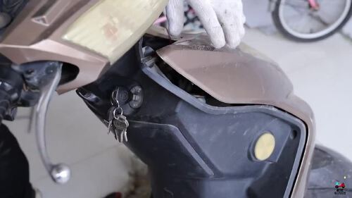 电动车钥匙被锁在后坐垫下面别担心专业师傅在线讲解