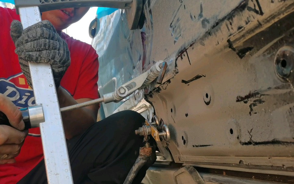 汽车钣金工维修国产神车车门 这车配置真高啊