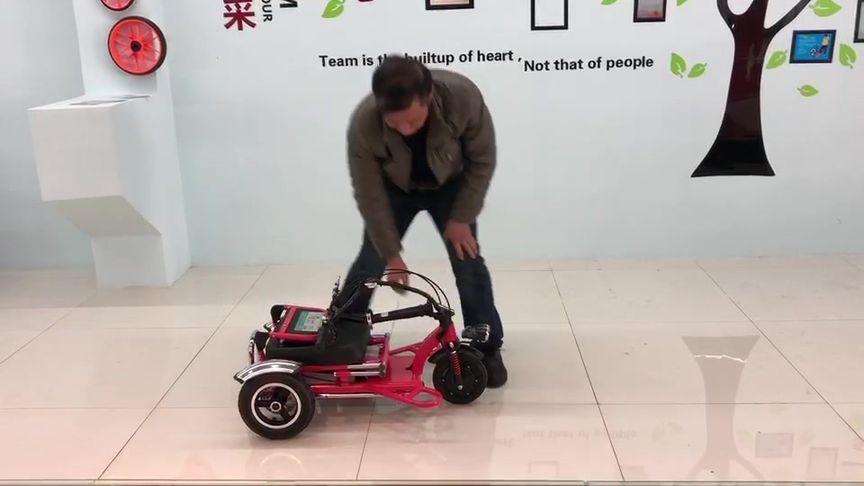 国内某企业制造折叠三轮车,随走随骑,太方便了