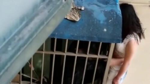 遵义仁怀一对情侣吵架,女方翻出窗外跳楼轻生,现场场面十分惊险!