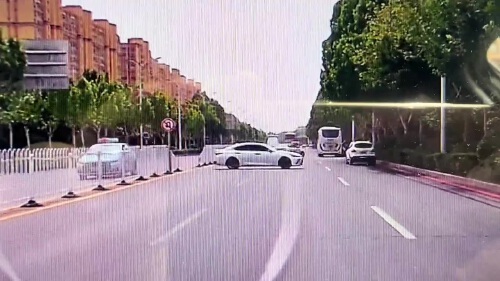 道路千千万安全一条开车的朋友们注意安全安全驾驶遵守交通规则文明...