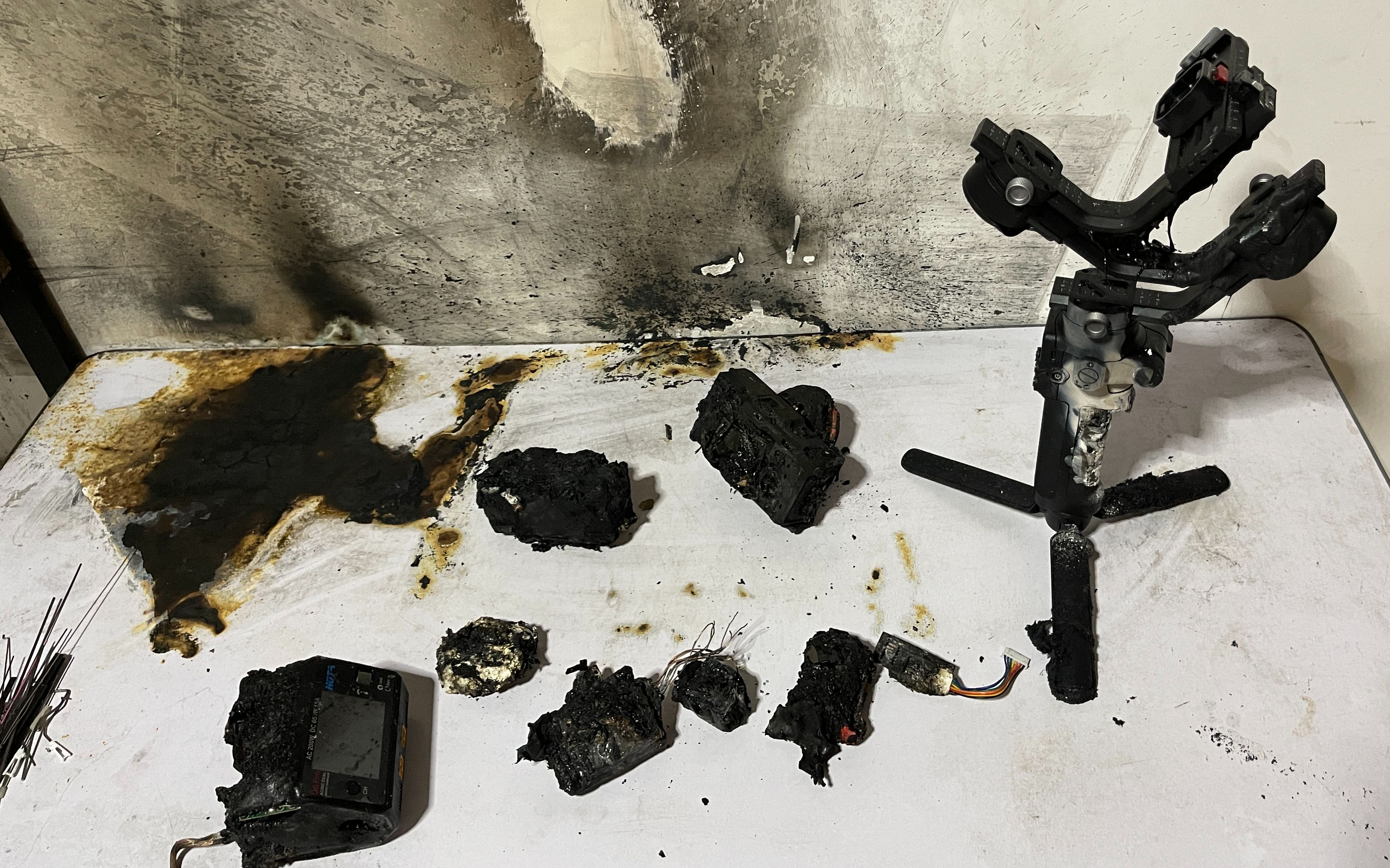 我房间着火了,两万多的摄影设备,30分钟全部烧没了 ,(航模电池充电)...