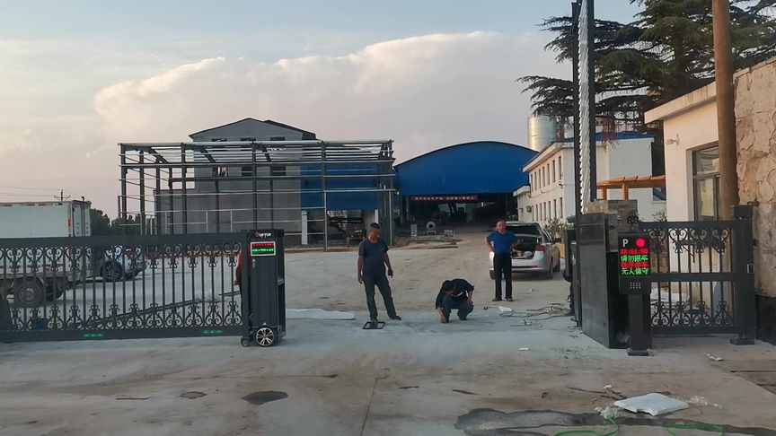 广告道闸,车牌识别系统也调试好了质量杠杠的,敬请客户放心