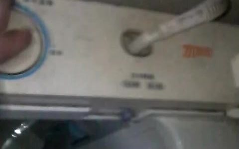 在家,教你用洗衣机洗衣服。我用的洗衣机是荣事达牌双缸洗衣机。