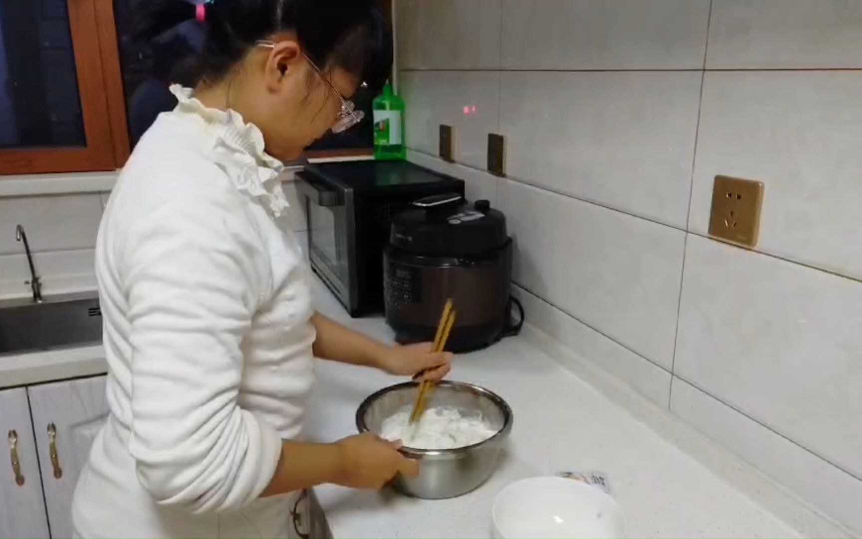 精彩劳动示范视频——蒸花卷
