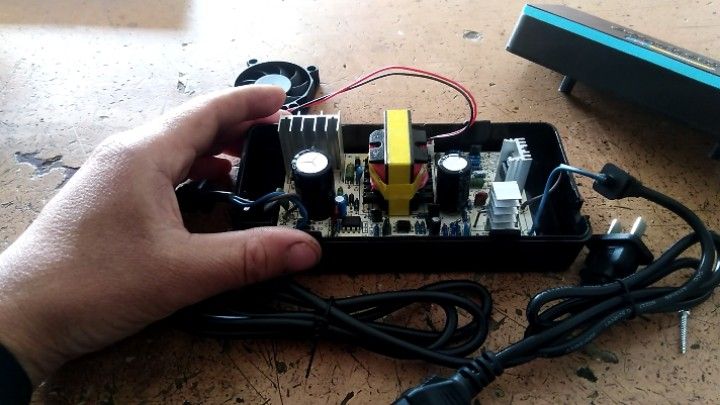 电动车充电器不充电,可能是这个小问题造成的,自己动手就能修好