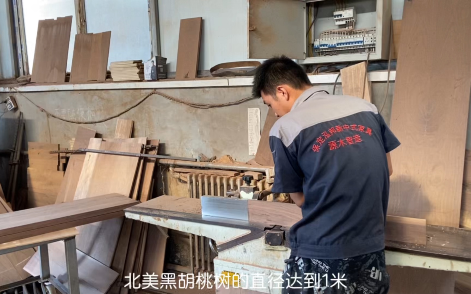 你们的餐桌面为什么要拼板呀,做独板不行吗?#实木家具工厂 #茶空间...
