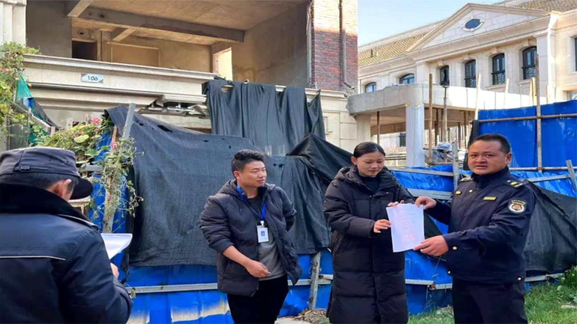 小区现超大号违建,城管7次制止施工,4次进行拆除反被业主起诉