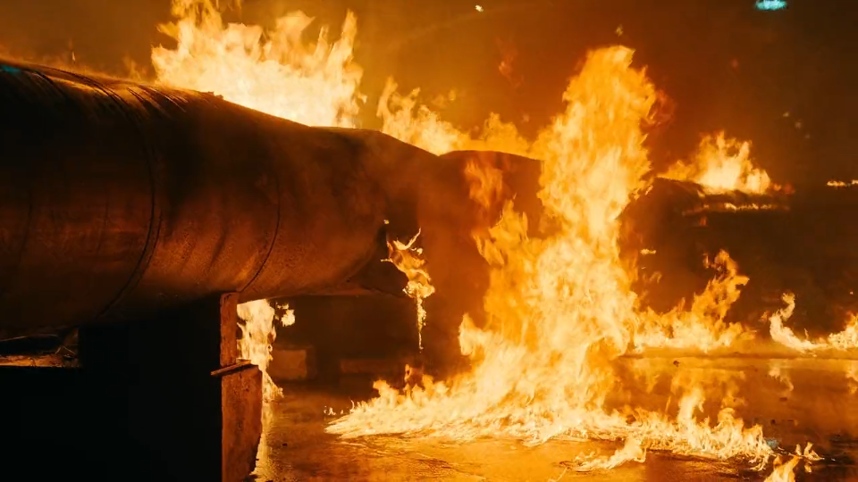 石油厂爆炸世界最大的火