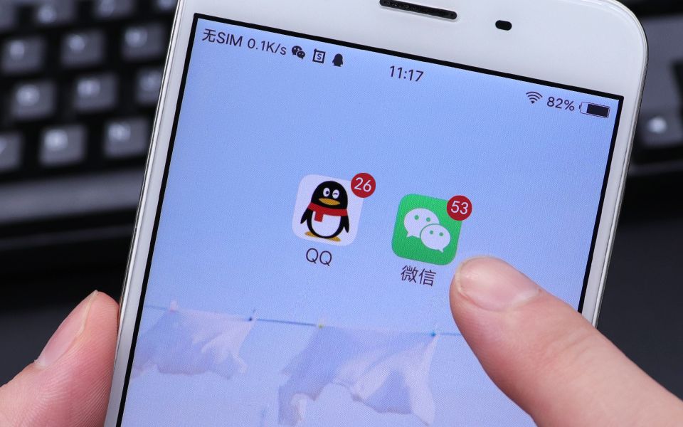 手机被偷看?打开这个开关,别人一动你微信就自动退出!