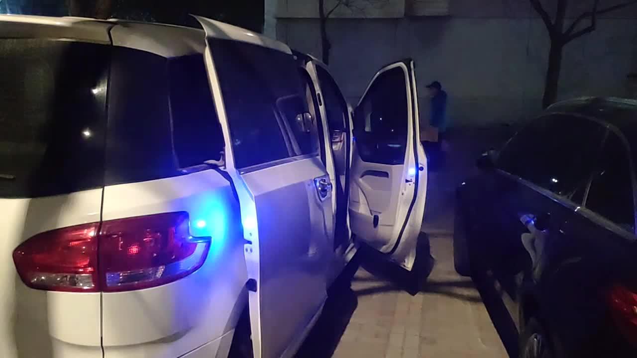 在车门边缘加了小LED红蓝警示灯。开门就会闪耀,用于提醒后方来车...
