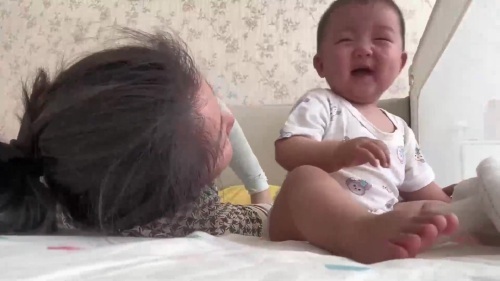 宝宝上一秒还在哭,下一秒看到妈妈录视频立马就变脸啦!