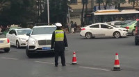 让交警看了都头疼的路口,每天下班高峰期都是轮流值班,大哥表示太难了!