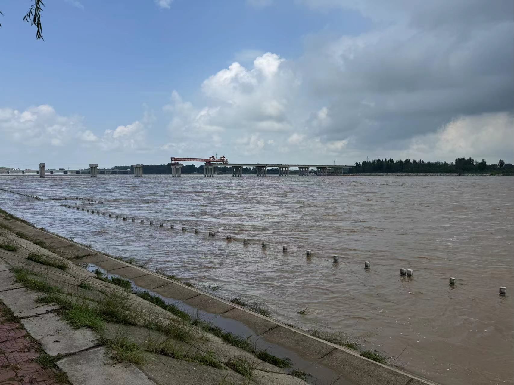 辽宁葫芦岛绥中特大暴雨,很多村庄失联,我看六股河洪水堪比长江