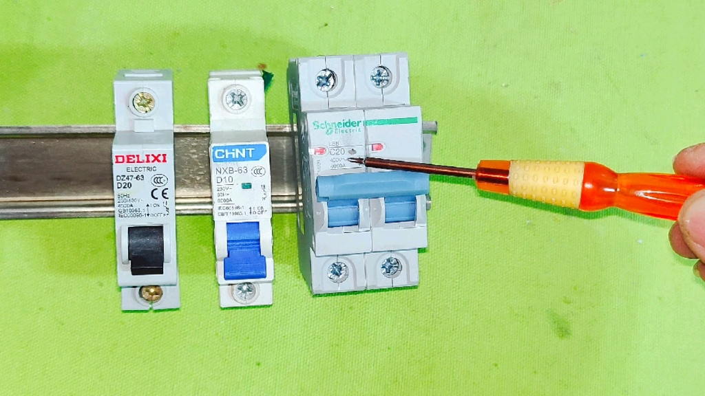 断路器:C型和D型什么区别?以前总以为是一样的,原来区别这么大