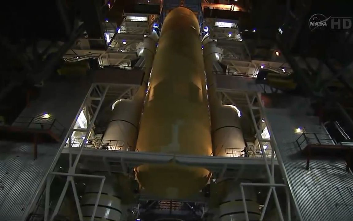 【STS-135】组装航天飞机外部燃料储箱与固体火箭助推器