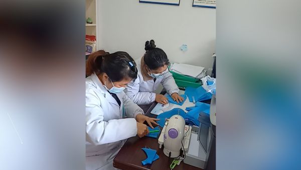 能拿手术刀也能动针线,女医生自制医用帽