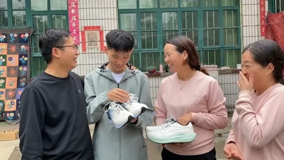 硕硕即将开学,舅舅贴心送上外套和鞋,硕硕满心欢喜给舅舅画大饼