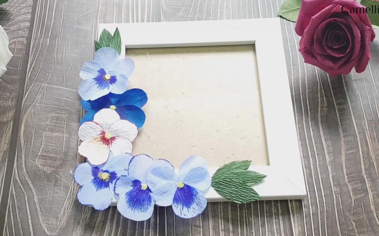 如何用三色绉纸制作纸花相框