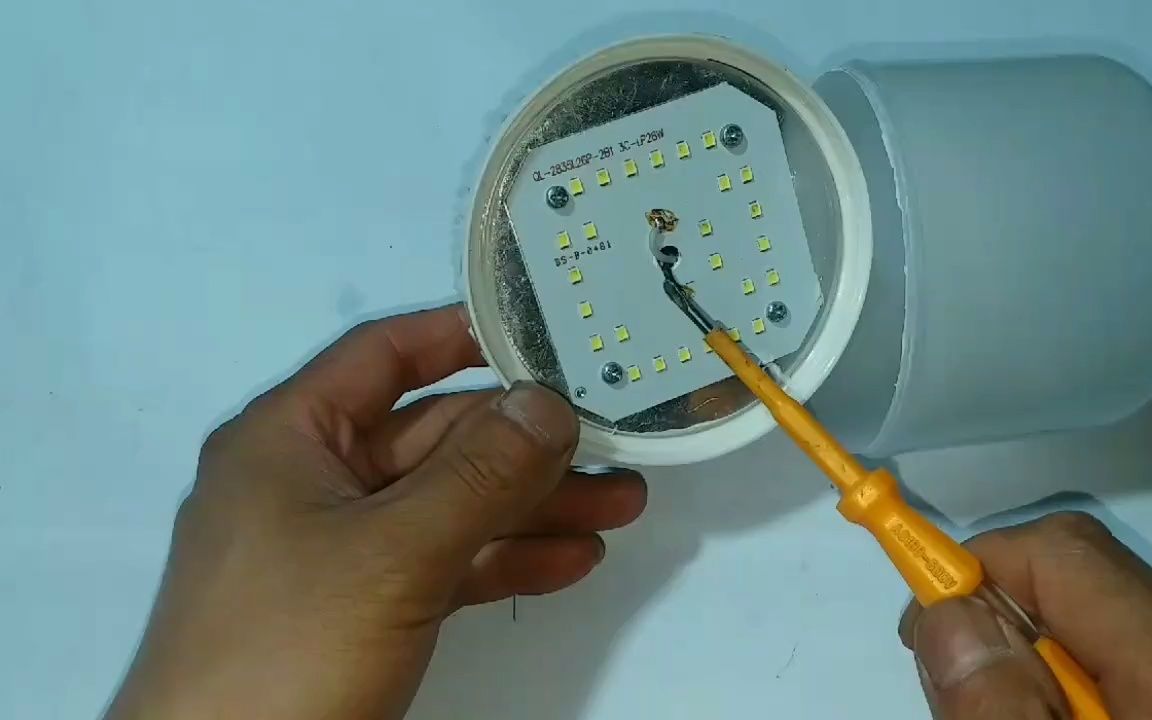 不管剪刀有多钝,教你这一招,立马锋利无比,剪棉花一点不费力