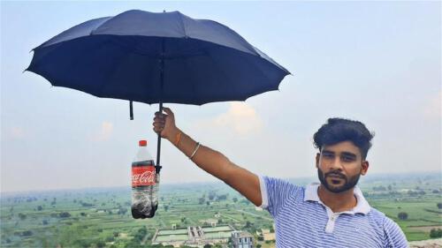 用雨伞能保护可乐从高处安全落地吗?老外亲测,结局不可思议!