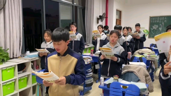 北海市外国语实验学校高中生在早读