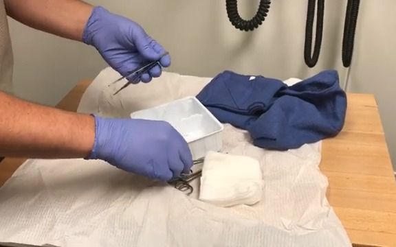 【清创缝合|打开无菌包】Opening a Sterile Pack Demonstration - ...