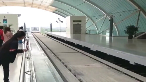 上海磁悬浮列车,是世界上第一段投入商业运行的高速磁悬浮列车