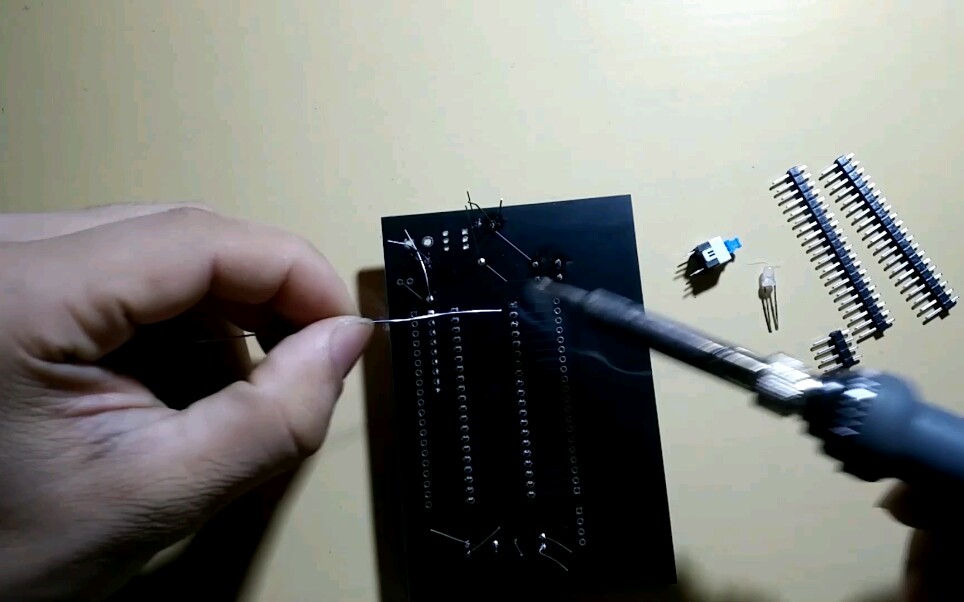 电路焊接过程,51最小系统