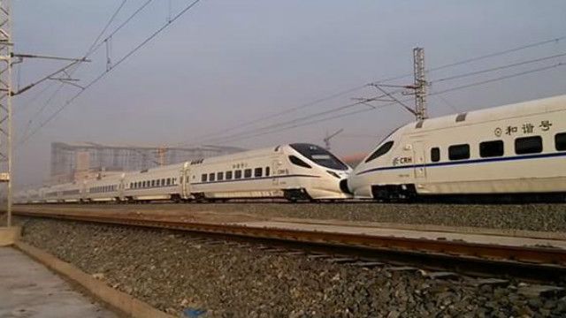 CRH5A动车组重联运行!北京-沈阳北D5次通过燕郊