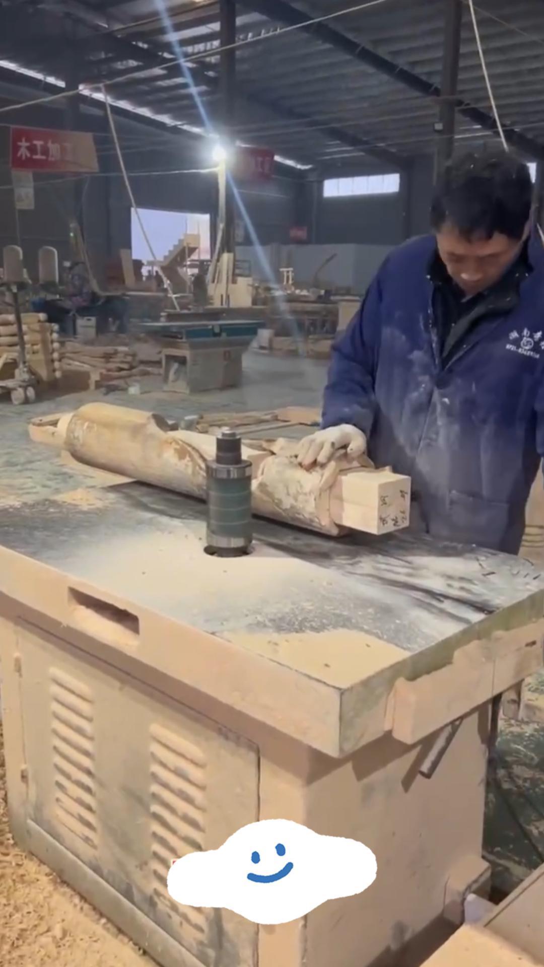 手工大师制作实木楼梯扶手,做出来的成品十分漂亮