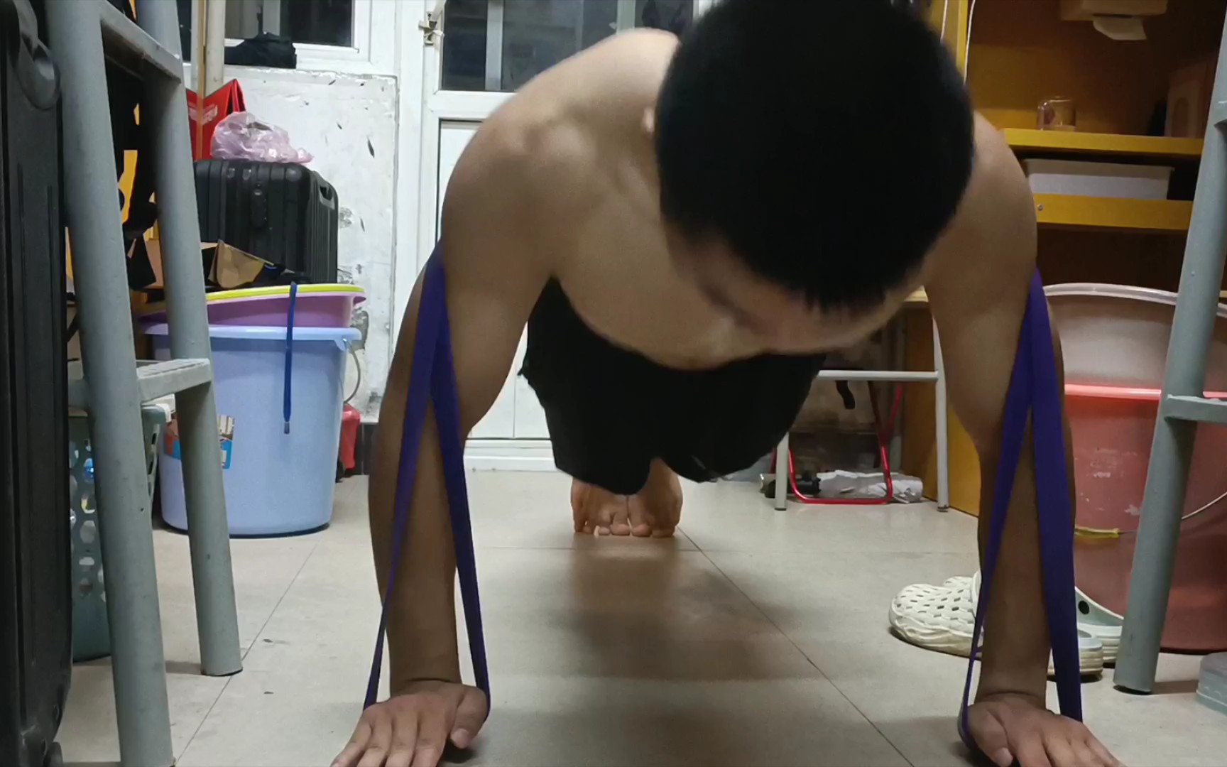 【运动打卡33天】哑铃,弹力带做胸肌训练。