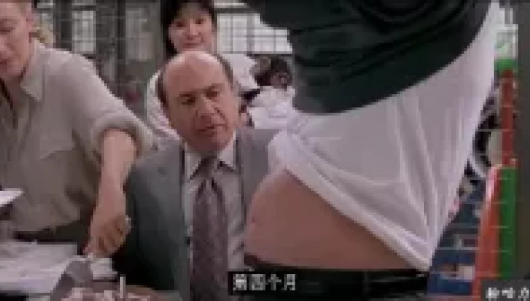 男人居然怀孕生孩子,看着肚子一天天大起来,男子赶紧给孩子找一个爸爸
