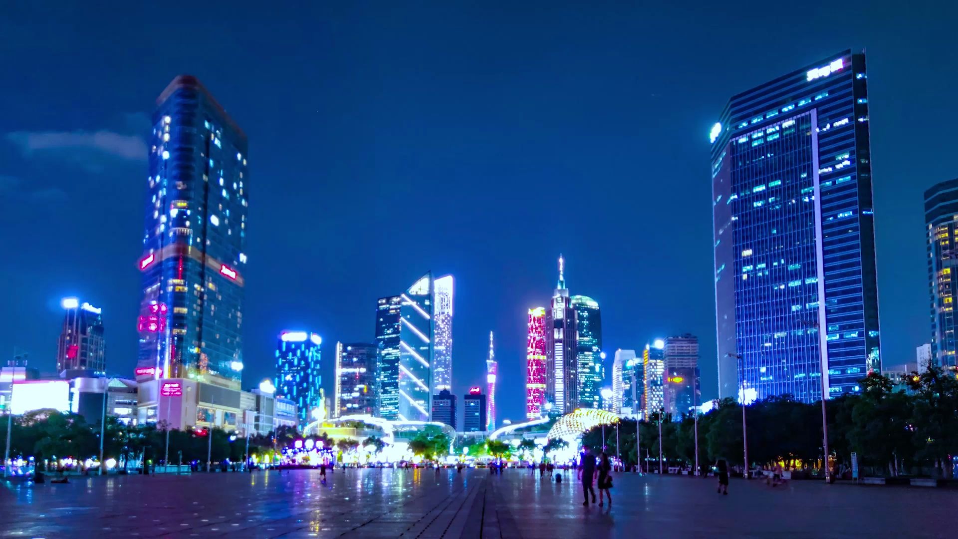 ...的步骤如下】手机夜景延时拍摄机位:广州天河体育中心前广场中轴线,