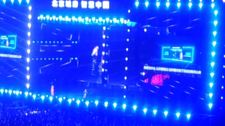 【凤凰传奇】没有人能在凤凰传奇的演唱会不张嘴~大家一起疯起来!...
