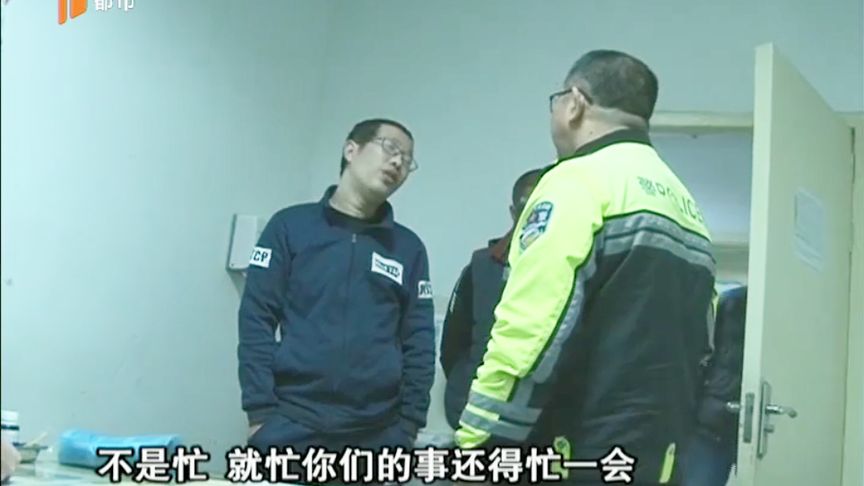 男子酒后开车掉头导致交通事故,交警进行处理,他还发脾气