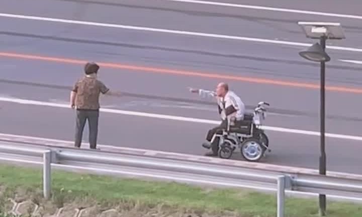 大爷坐轮椅遛弯生气了,和老伴当街吵架差点站起来,网友:暴脾气