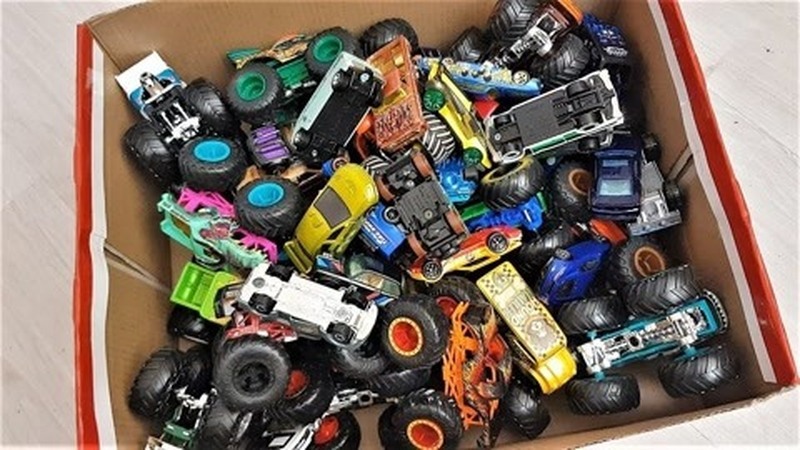 展示玩具箱中不同类型的汽车模型
