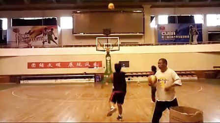 青海师大篮球场中圈投篮,小女孩一分钟投进17个,震撼啊