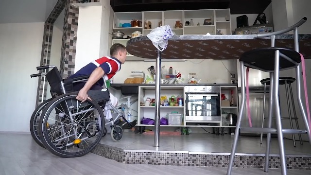 正常人和残疾人的日常生活差别?换位体验!没有腿怎么生活