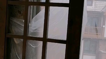 一百四十多斤铁条拉闸复原百年前经典手动电梯门。