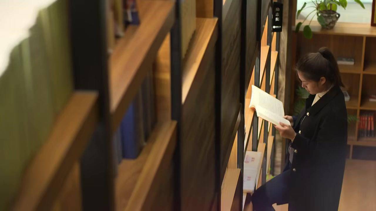 ...阅读”为主题的2025年“八桂书香周”系列活动在南宁国际会展中心...