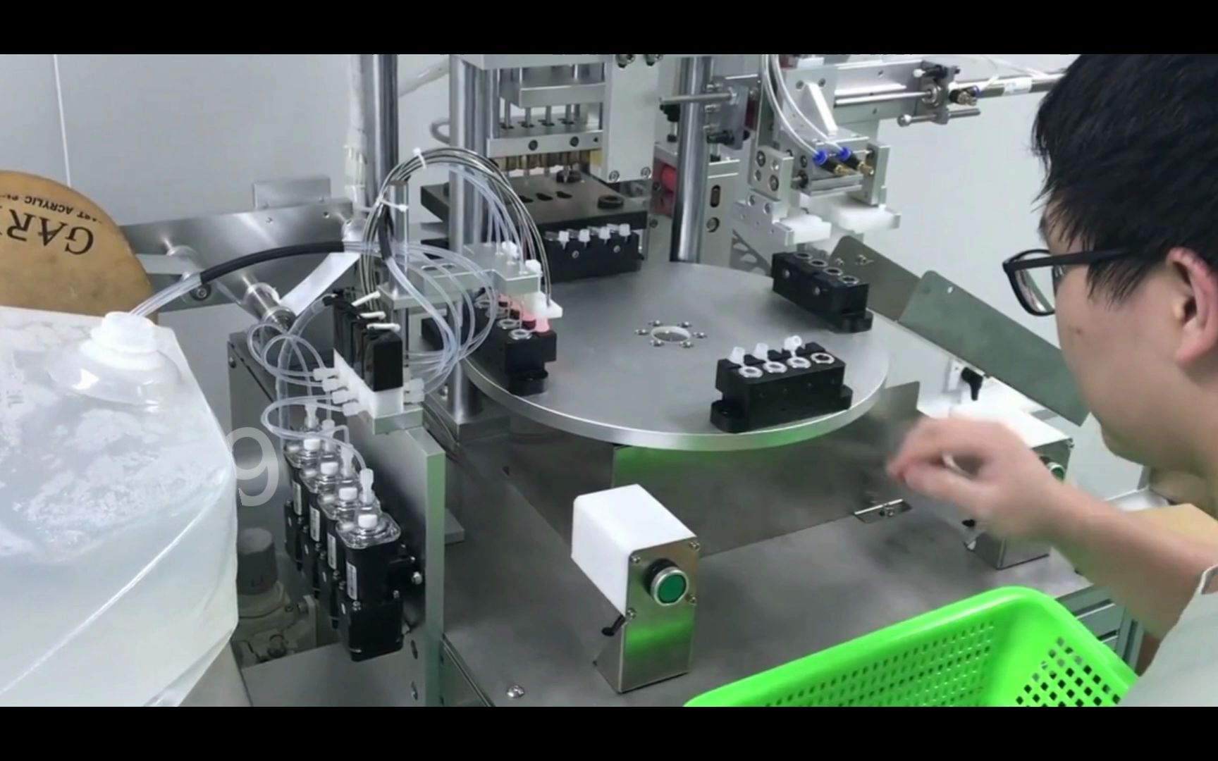 全自动抗原检测试剂盒生产线,能自动完成抗原试剂的灌装包装工序!...