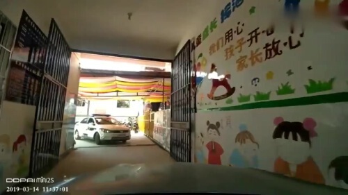 行车记录仪:狭路相逢勇者胜,你厉害!