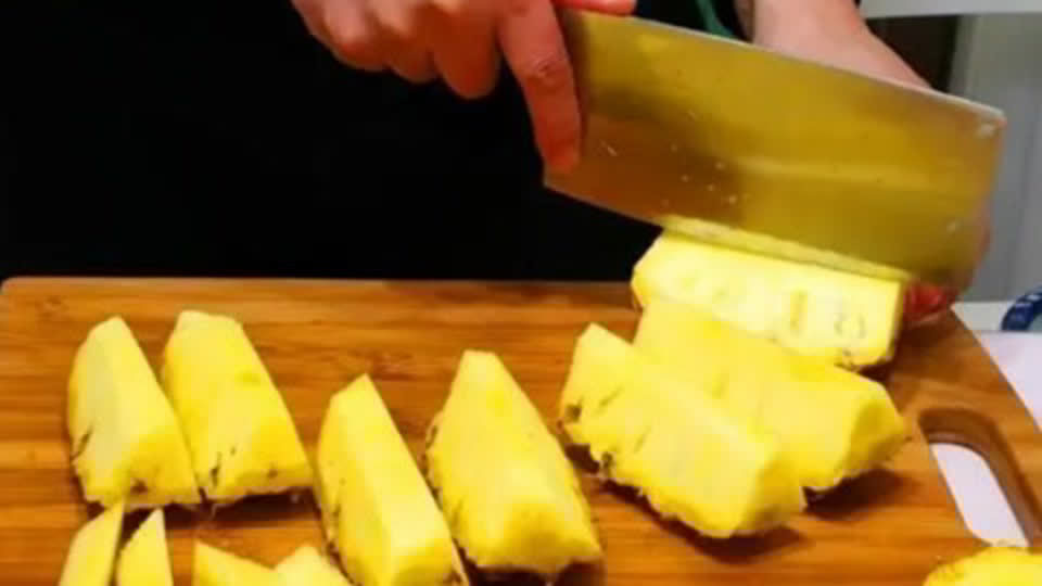 菠萝好吃难去皮这才是正确方法,简单不脏手,还不浪费果肉