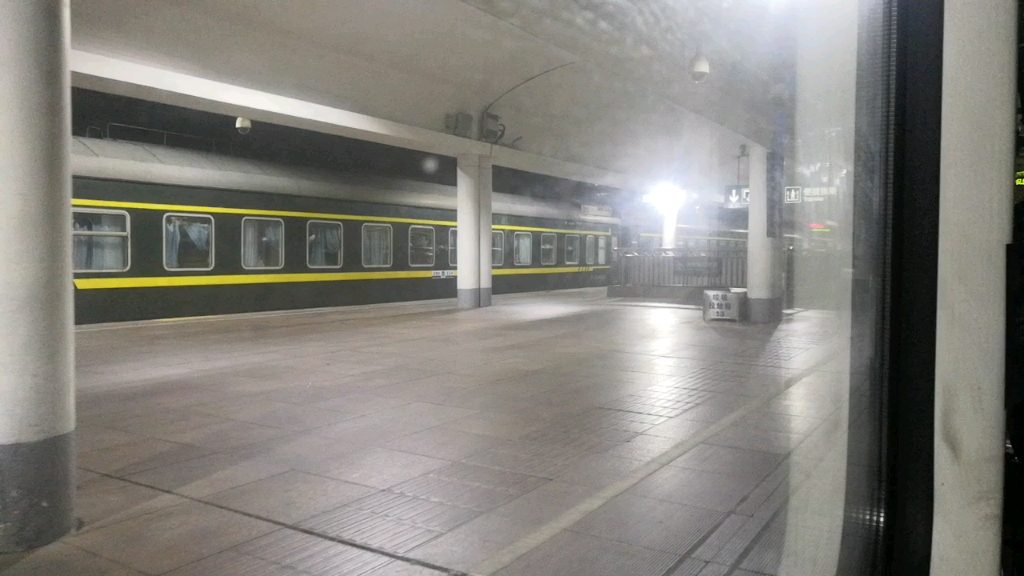 Z385次广州站3站台换向发车,旁边列车为重庆西~深圳K835次