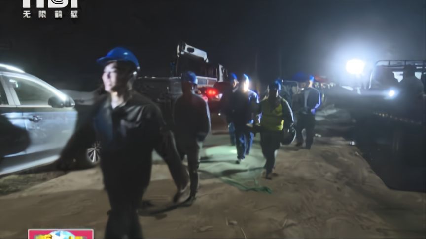 国网鹤壁供电公司: 夜晚塔上作业 确保线路施工顺利实施
