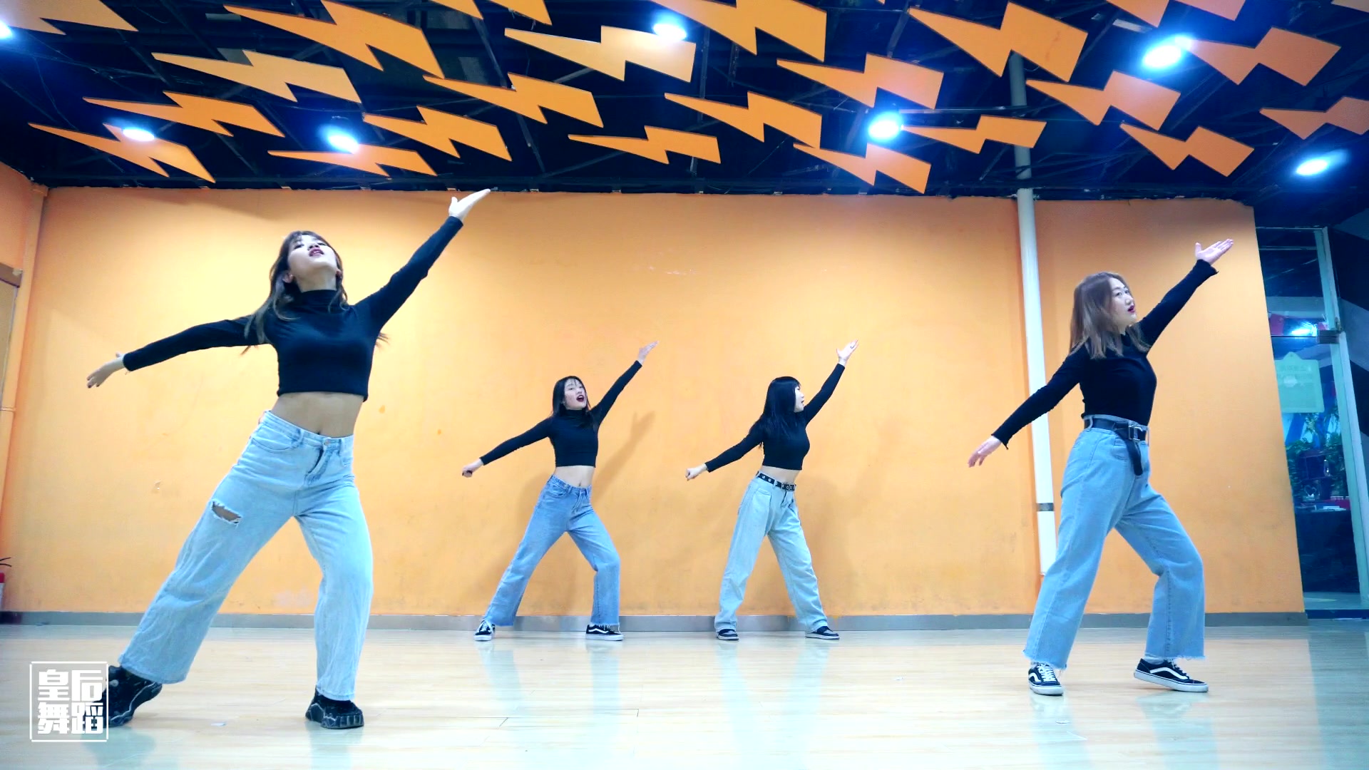 2020热门年会舞蹈串烧,适合表演的年会节目,郑州皇后舞蹈年会排舞策划